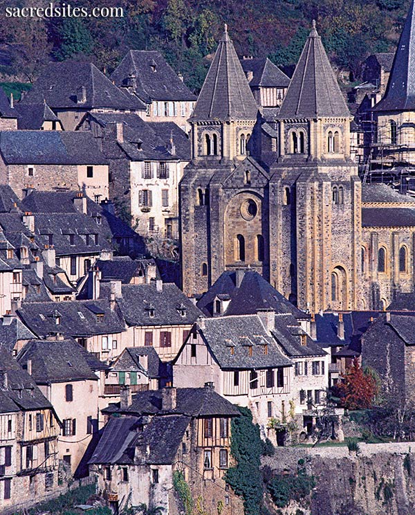 Explorez Conques, le village médiéval de l’Aveyron – Populaction Actualités