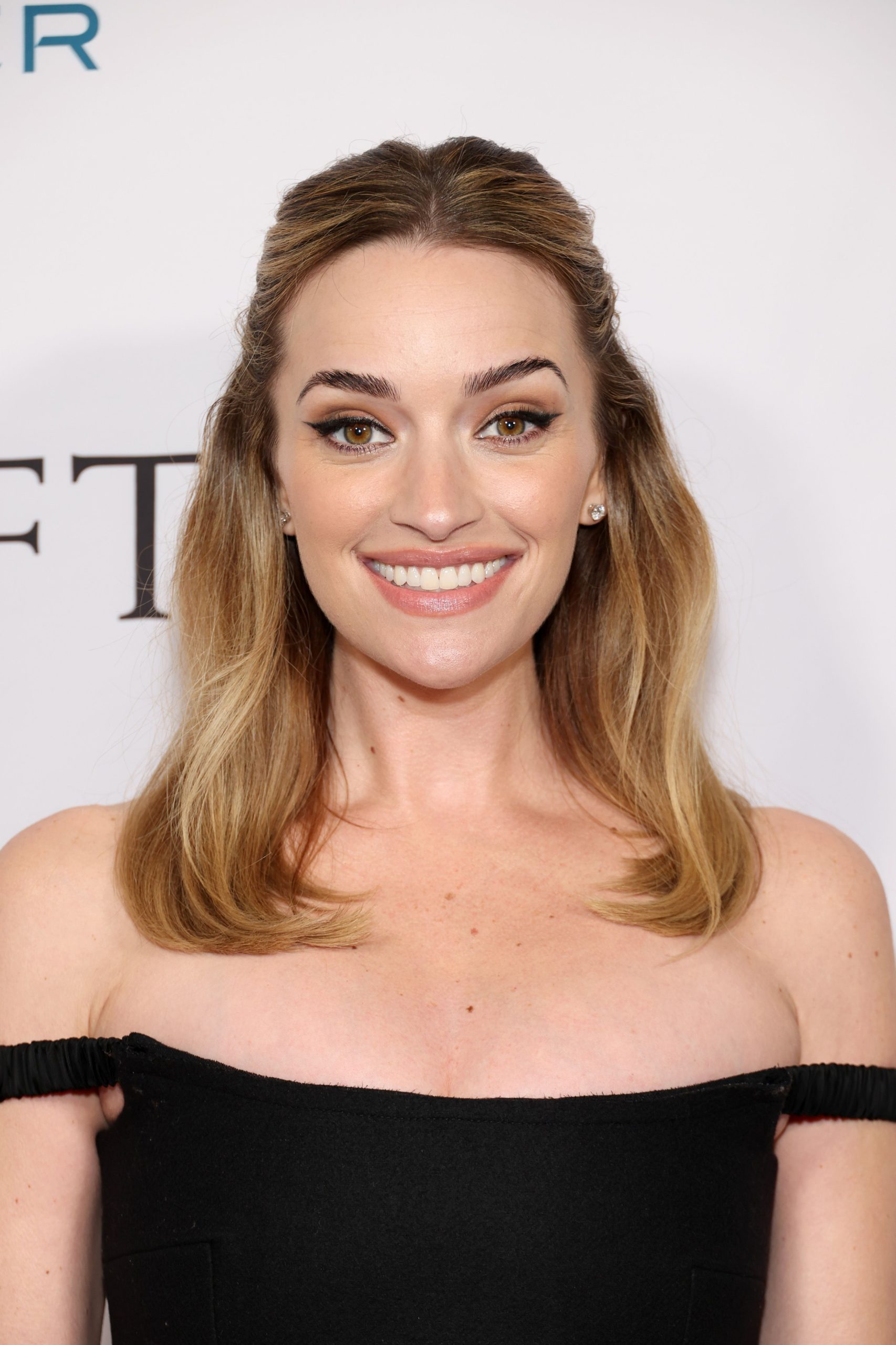 Brianne Howey : Portrait d’une actrice dynamique – Populaction Actualités