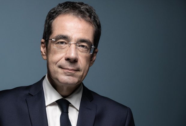 Darius Rochebin : Une figure marquante du journalisme suisse ...