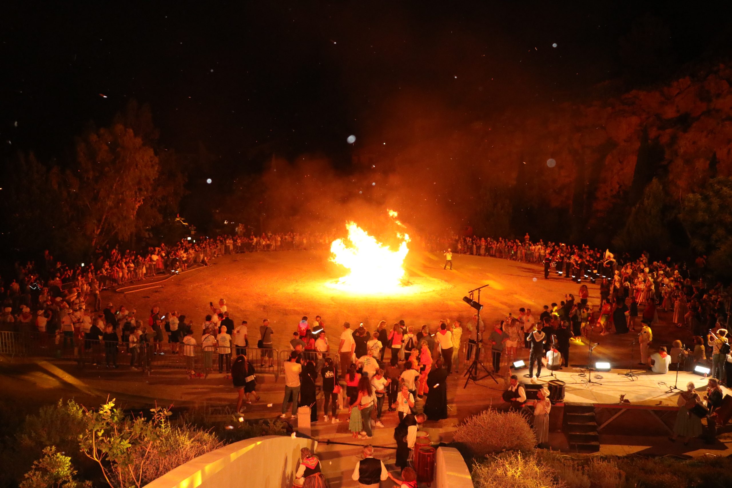 Le Feu de la Saint Jean : Célébration et Rites Ancestraux – Populaction ...