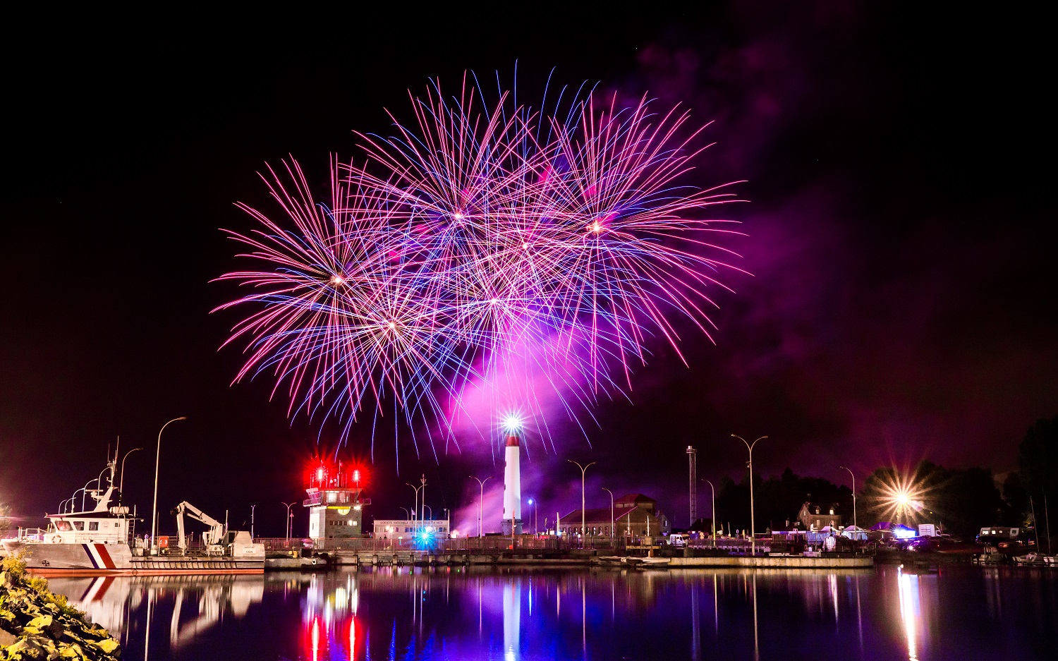Le Grand Feu d’Artifice de Caen : Un Événement Éblouissant – Populaction Actualités
