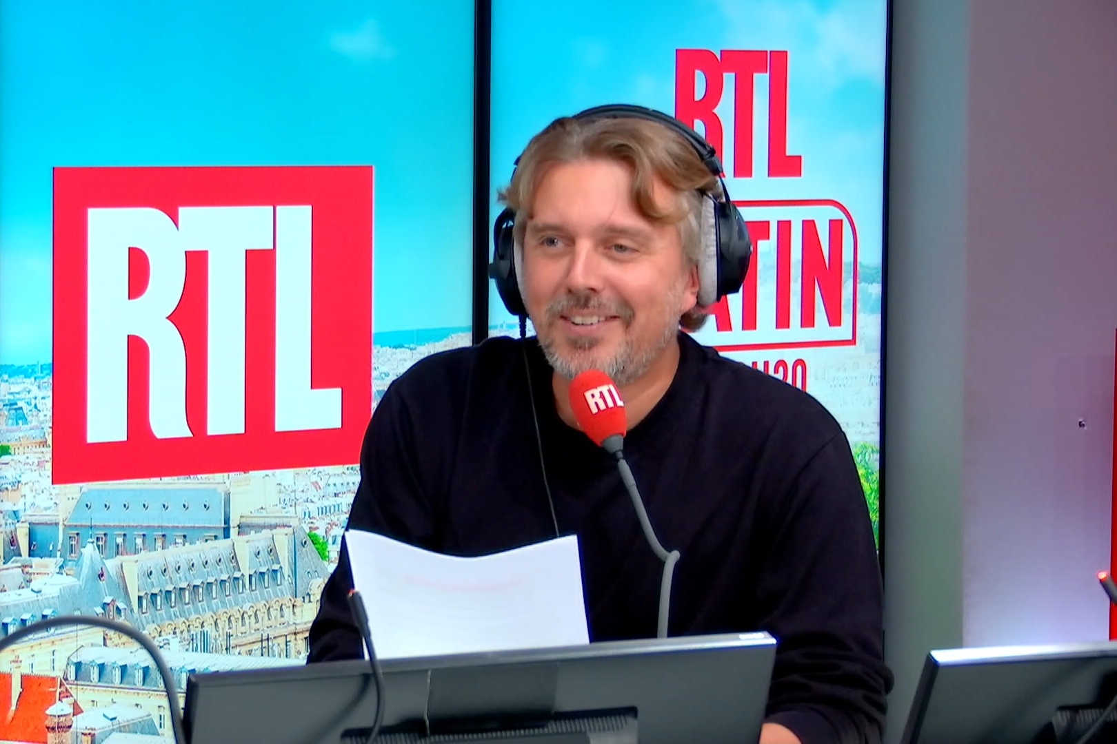 Alex Vizorek réinvente son style avec ‘2 et demi’, un spectacle ...